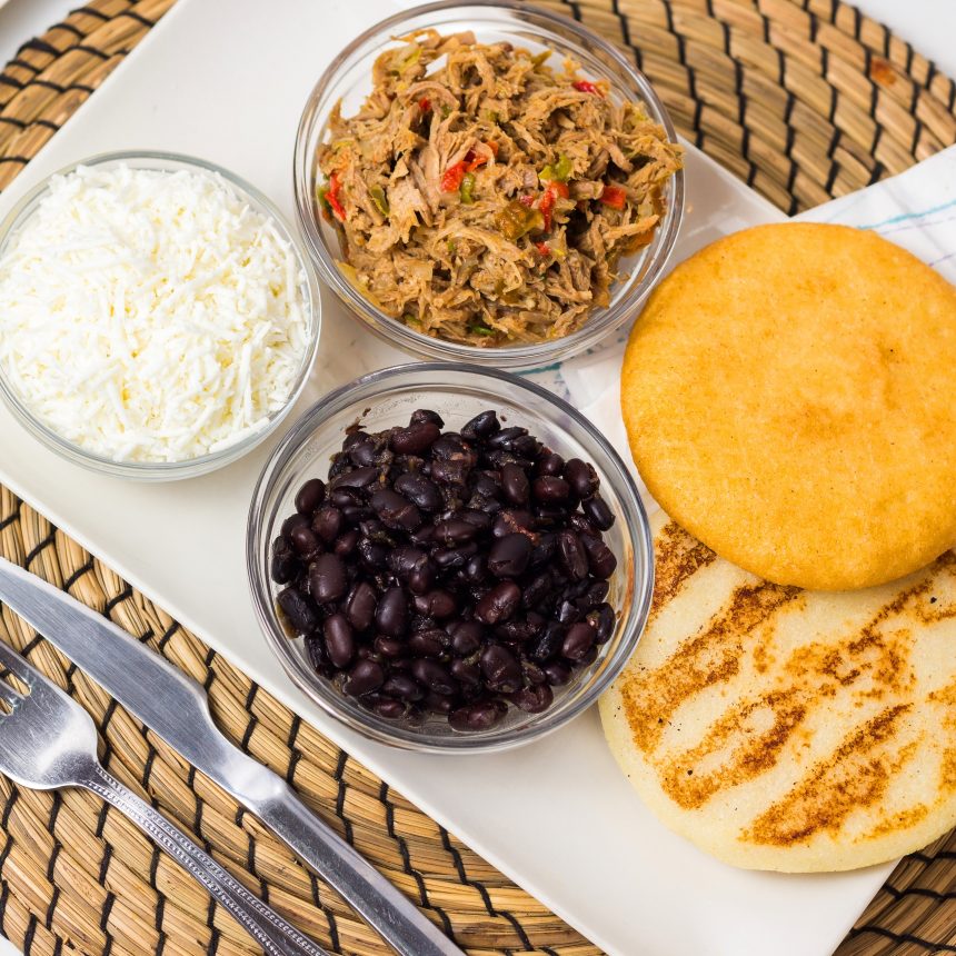 Arepas con carne mechada venezolana | Mambo